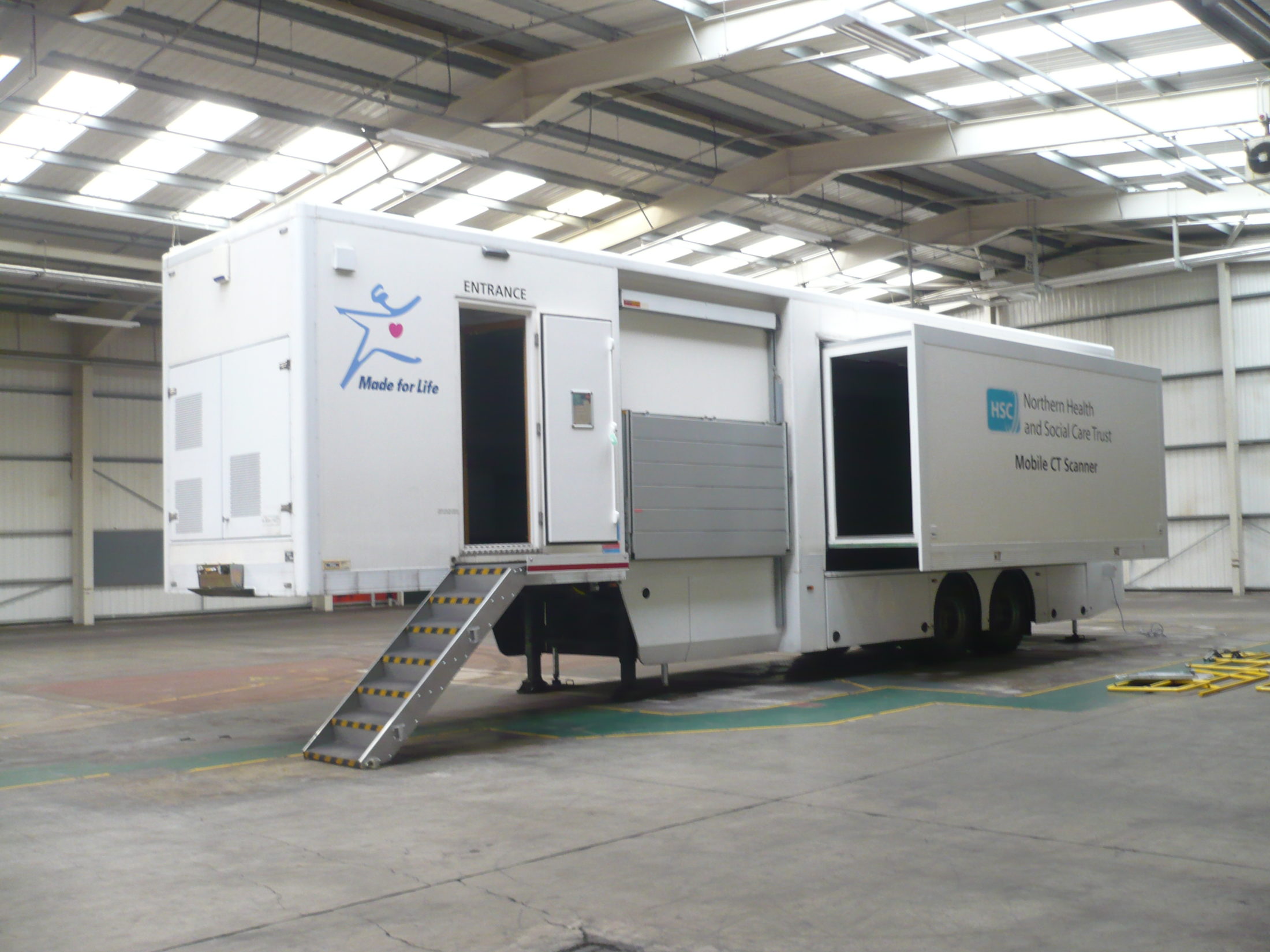 Deinstallation and onward delivery into trailer of a Toshiba Aquilion ...