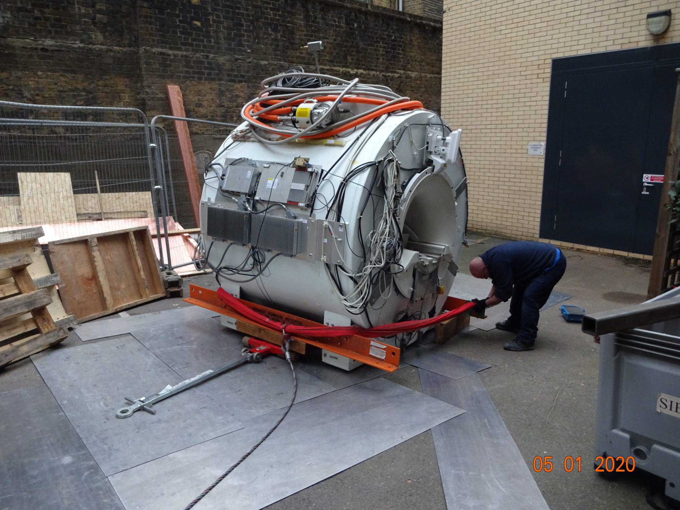 De-installation and transport of a GE 450 MRI, London, England ...